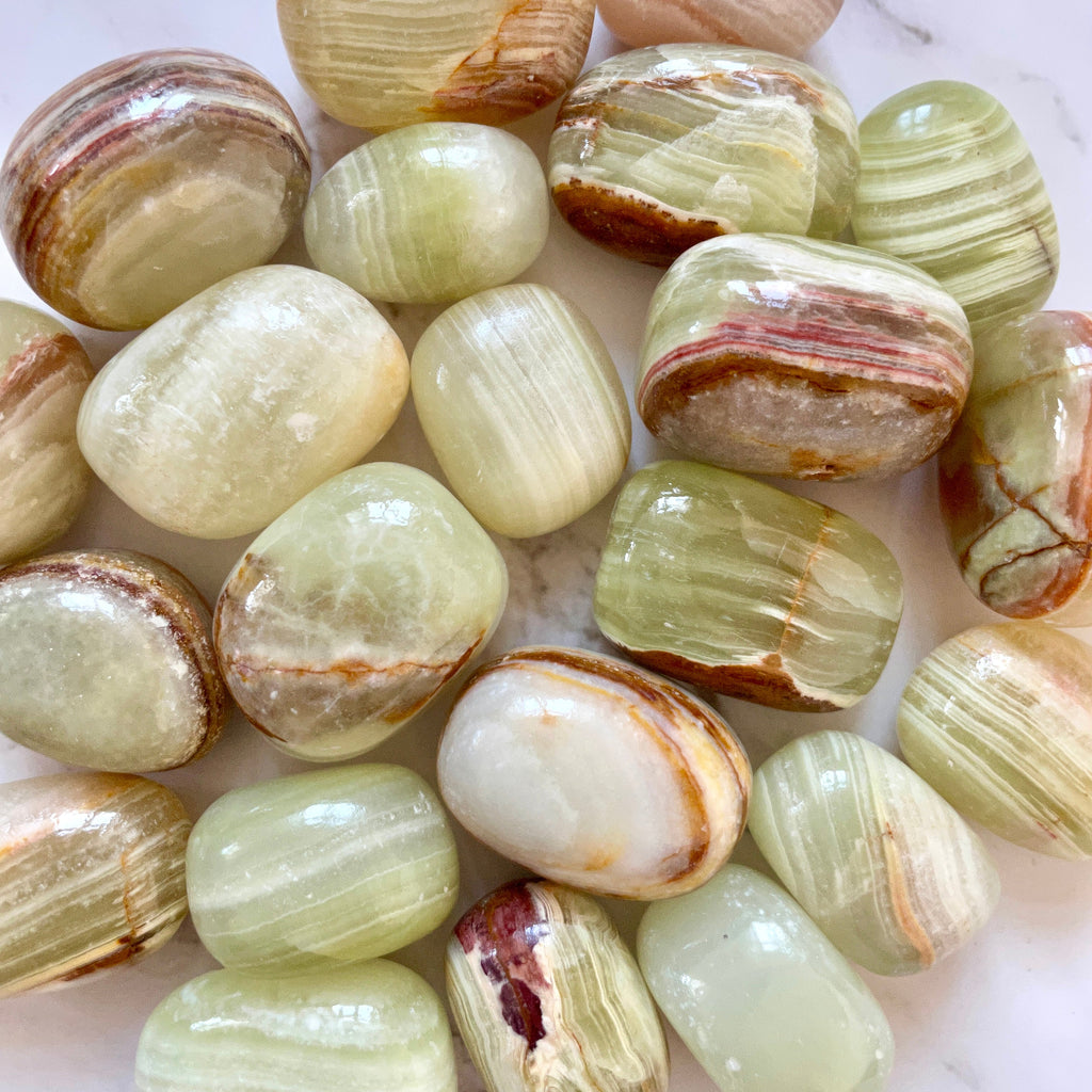 GREEN ONYX TUMBLE STONE – The Crystal Avenues